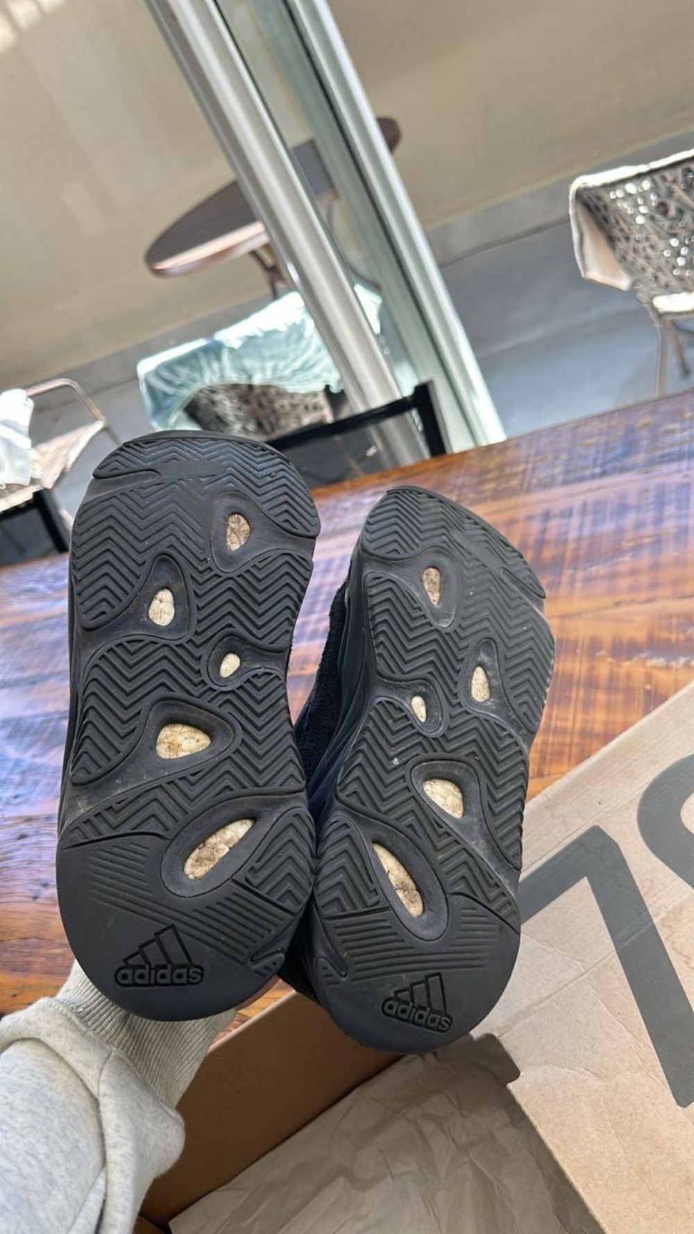 Yeezy 700 v2 Vanta - Droper